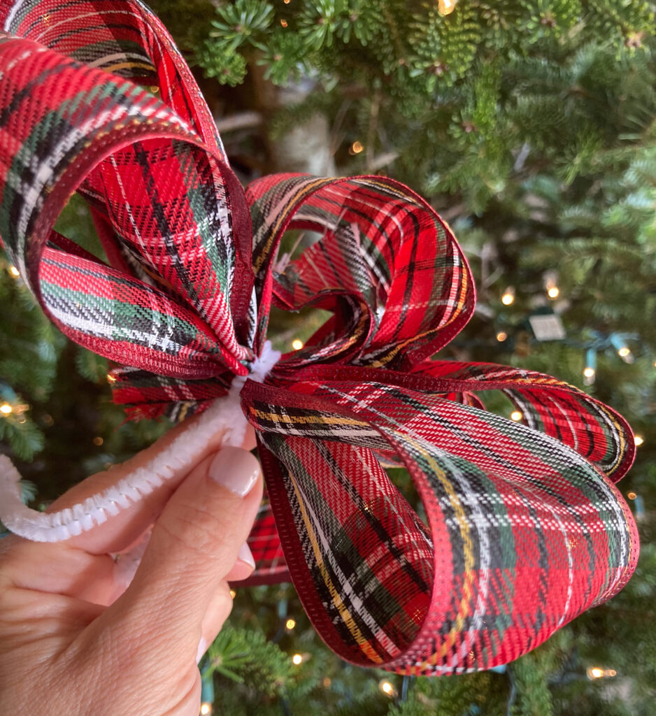 How to Make a Christmas Bow the Easy Way - Blue Susan Makes