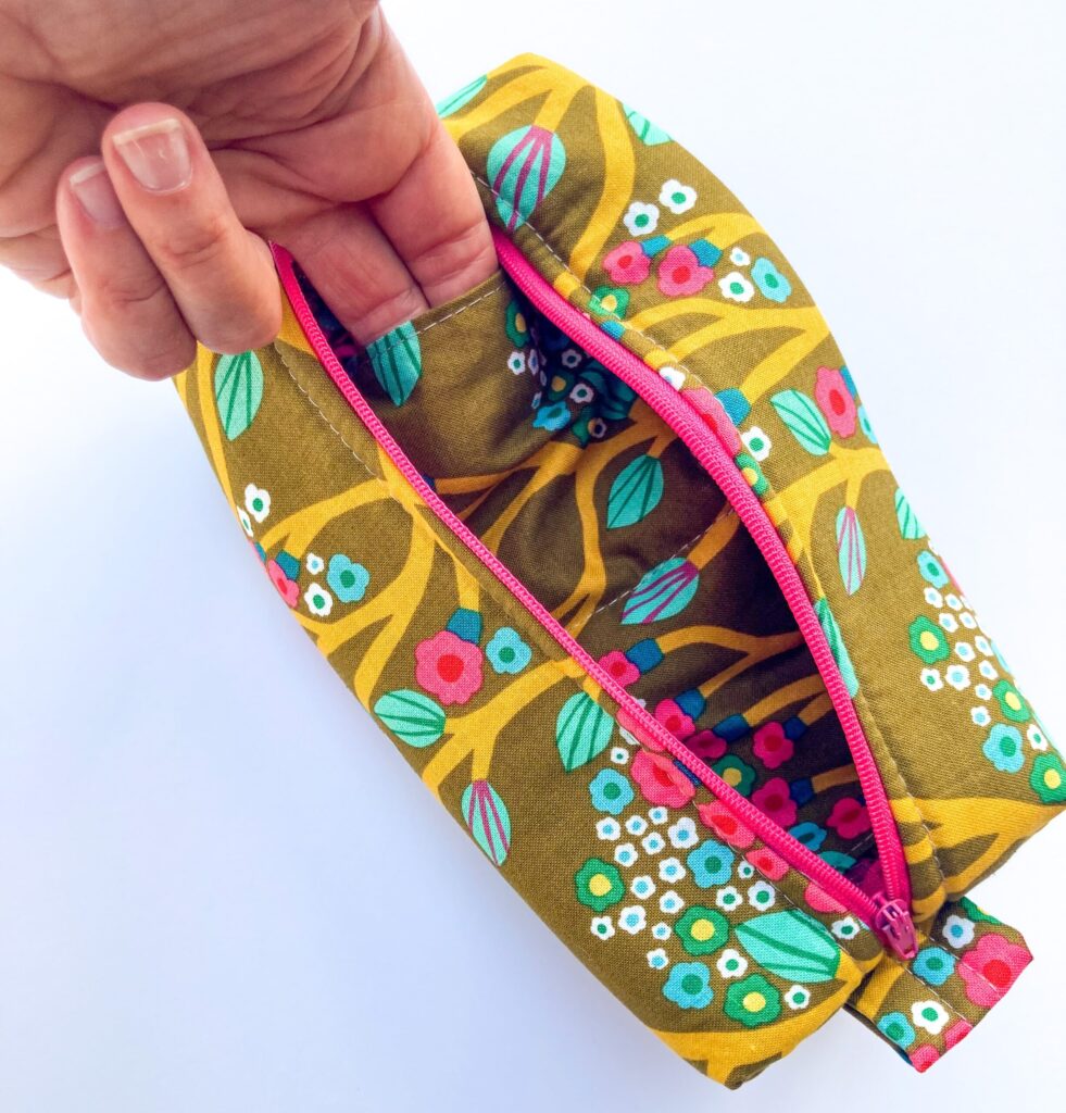 Little Travel Zipper Pouch with Boxed Corners: Easy to Sew!