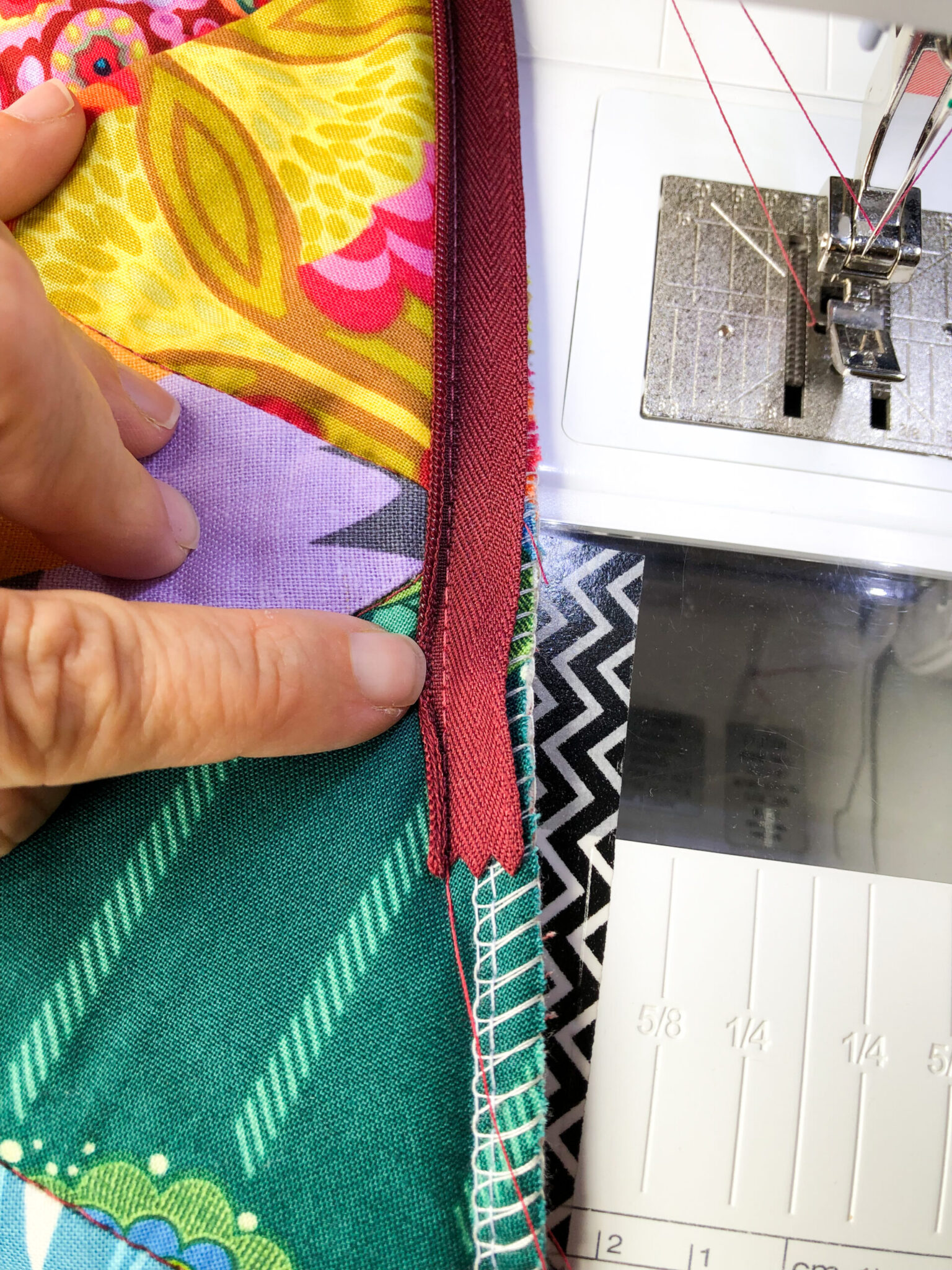 How to Insert an Invisible zipper in a pillow in 7 Easy Steps